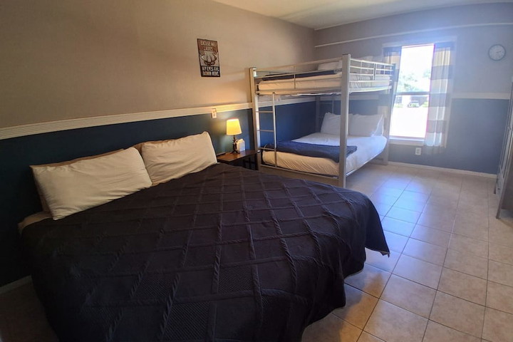 Hunters Suite Sleeps 6 - Kingsland, TX