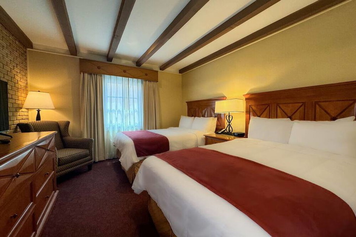 Serene Riverside Stay Near Top Sites W/ Airport Shuttle, Pool & Hot Tub | 2 Unit - Laredo, TX