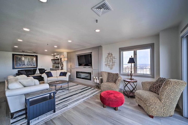 Balcony & Lake View: Modern Condo In Monkey Island - Grove