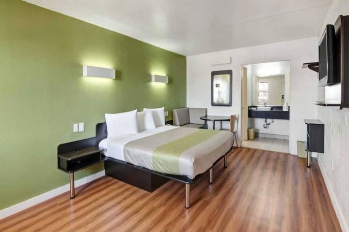 1 King Bed | Smoking - Irving, TX