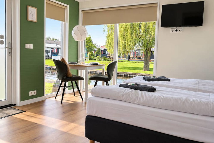 Cozy Studio For Two Guests Directly On The Canal In Car-free Giethoorn, With Fully Equipped Kitchen And Comfortable Terrace. - Giethoorn