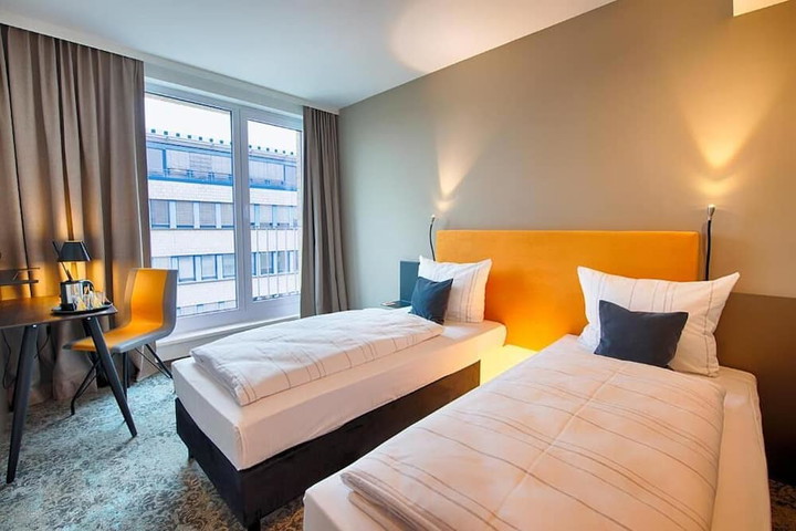 Enjoy Comfort & Relaxation In Modern Room | Entertainment Area & Outdoor Lounge - Leipzig