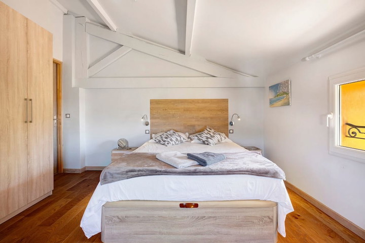 Chambre Iris 22 M² Climatisée à L'étage, Salon Cuisine Et Jardin Communs - Grasse