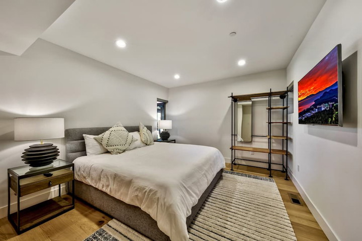 Aurora Luxury Lake Tahoe View Estate Walk To The Beach - South Lake Tahoe, CA