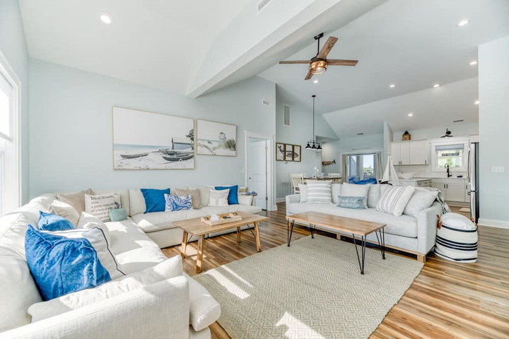 Bright And Airy Home Just .02 Miles To The Beach! - Outer Banks, NC