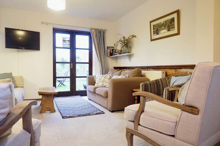 Gather, Celebrate, And Soak In The Views At Ollies Lodge Sleeping 8. - Buckinghamshire