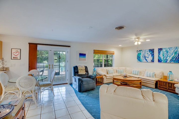 Act Fast: Apriljune Specials, Private Beach, Updated Pool, Cozy A1a Retreat - Vero Beach, FL