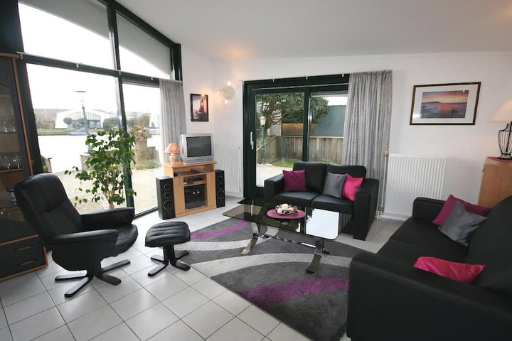 Bungalow At The Waterside. - Friesland