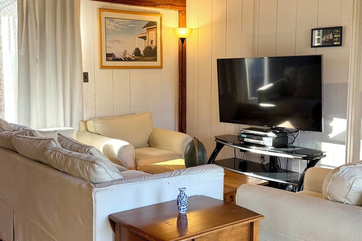 Cozy 3br Cottage With Lambert's Cove Beach Access - Martha's Vineyard, MA