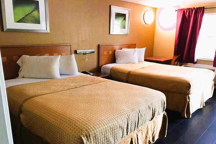 Deluxe 2 Full Beds Non Smoking - Tallahassee, FL
