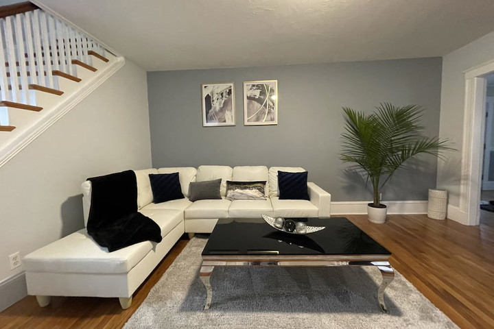 West Roxbury Retreatnear Downtown Boston, Steps To Train & Bus,member Only Deal - Wellesley, MA