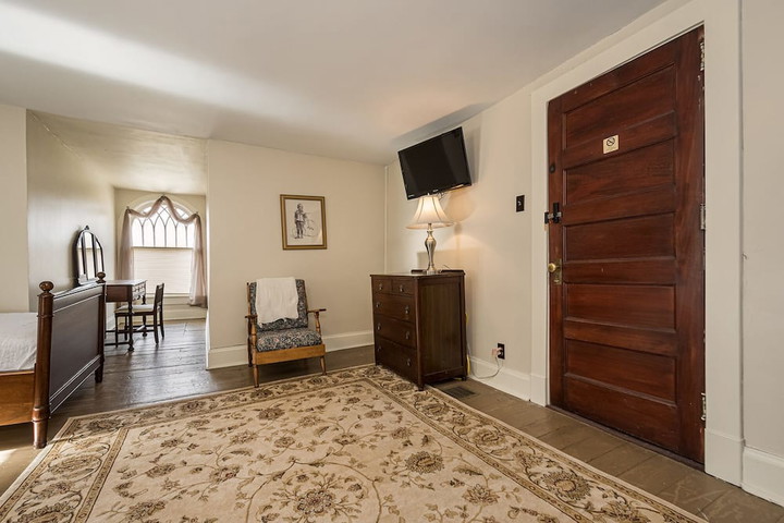 The Jackson | Historic Victorian Inn Room - Ohio