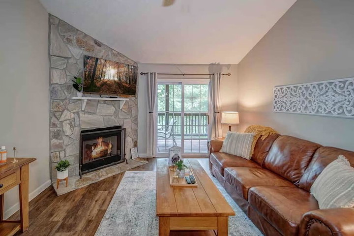 Location!!  Only 1 Mile To Downtown Helen. 2 Bedroom, 2 Bath. Gated Community. - Helen, GA
