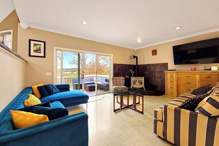 Spacious Lake House For Large Groups W Private Acre+ Short Path To Lake - Mashpee, MA