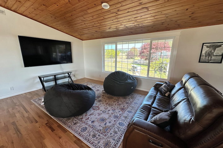Lakefront Ranch With Hot Tub And Wifi In Crescent City - Crescent City, CA