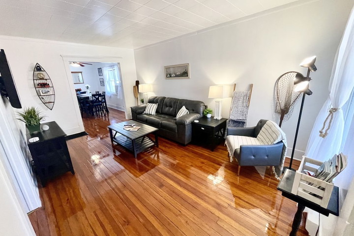Entire Unit: Charming Century Home In Harbour Town - Vermilion, OH