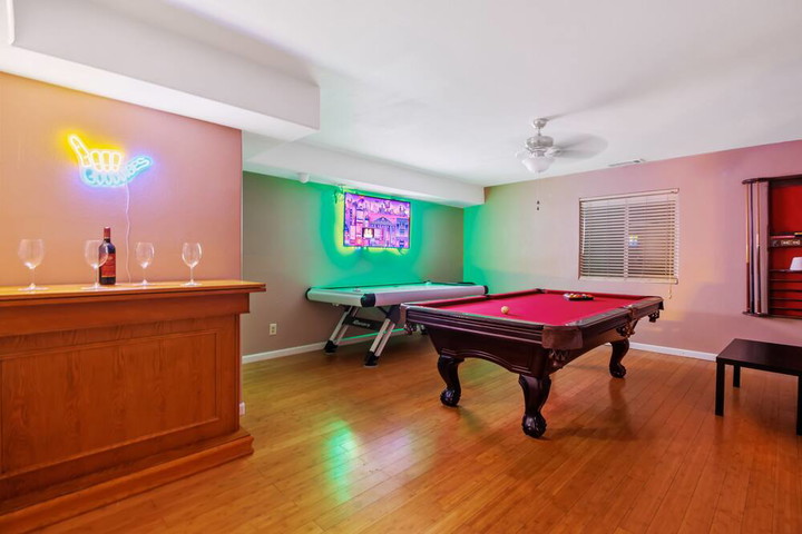 Hot Tub, Game Room, Outdoor Kitchen & Much More! - Visalia, CA