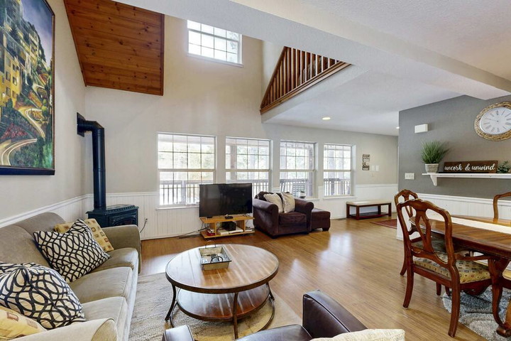 Tranquil Cabin Near Ski Slopes & Trails With Wraparound Deck & Pool Table - Truckee, CA