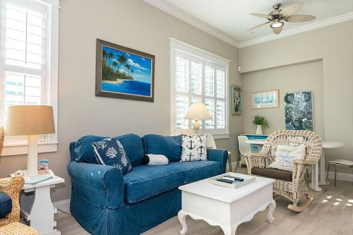 Romantic, Cute Cottage On Anna Maria Island. Close To Everything. Pet Friendly! - Anna Maria Island, FL
