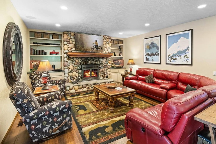 The Evergreen Lodge By Destination Big Bear : Walk To Snow Summit From This Majestic Luxury Getaway! Indoor Enclosed Hot Tub! Game Room! Pet Friendly! - Big Bear Lake, CA