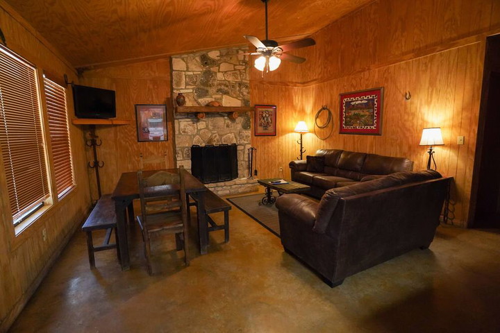 Walking Distance To The Frio River, Access To Shared Pool - Concan, TX