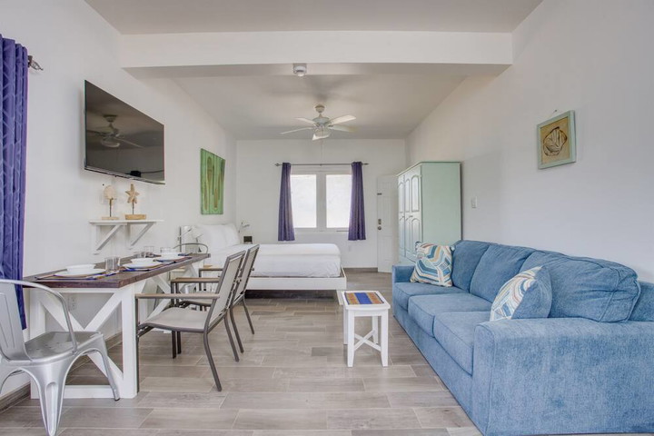Bright Studio | Pool, Laundry & Secure Parking - Placencia