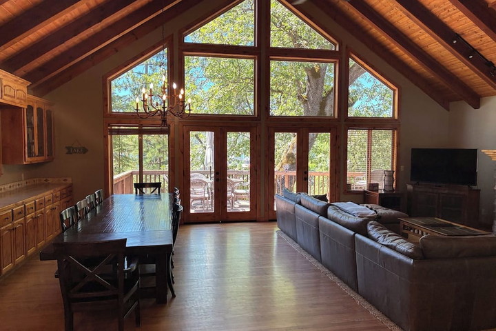 Bass Lake Luxury Cabin With Lake Views & Boat Slip - Bass Lake, CA