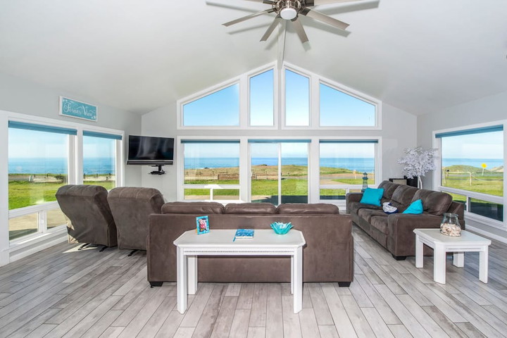 Dog Friendly! Oceanfront Home With Side To Side Views! Hear The Sea Lions! - Fort Bragg