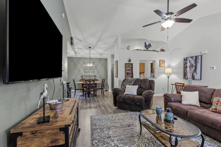 7 Miles To Horse Park/ King Size - Georgetown, KY