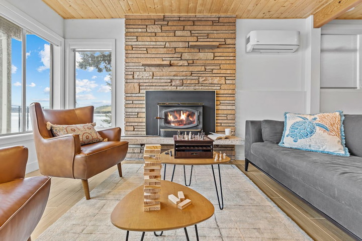 Vashon Modern Beachfront Getaway: Pet & Family-friendly With Stunning Views! - Tacoma, WA