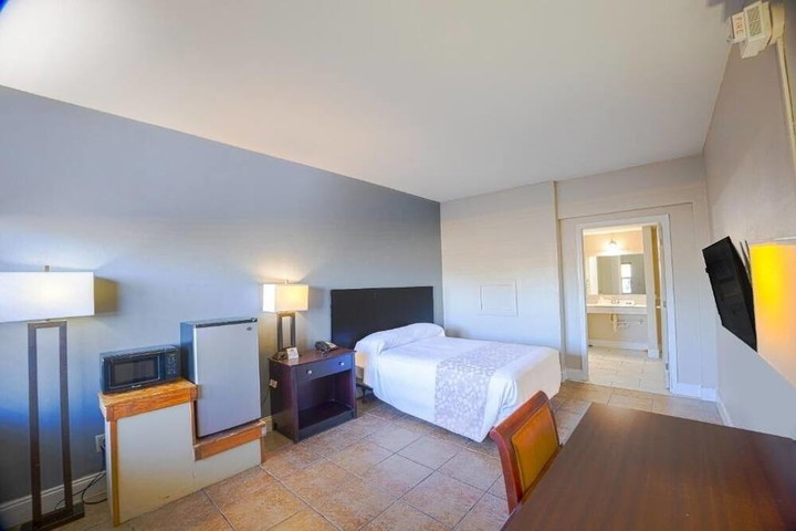 Soak In Renovated Unit Near Singleton Courts With Free Parking - Titusville, FL