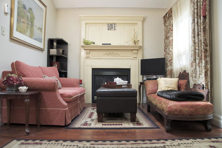 Charming Self-contained Guest Cottage In Old Town Niagara-on-the-lake. - Niagara-on-the-Lake