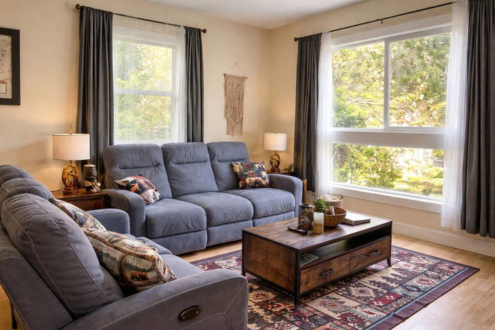 A Cabin With Beautiful Mountain Views And Outdoor Lounge - McCloud, CA