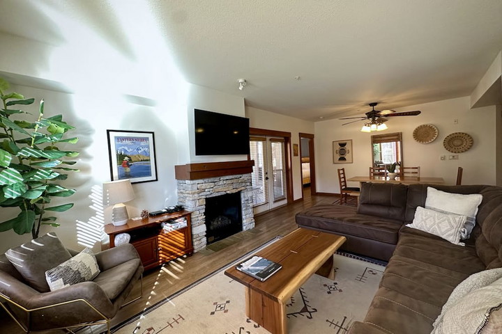 Updated, Village Corner Condo! Parking, Pool & Spa - June Lake, CA