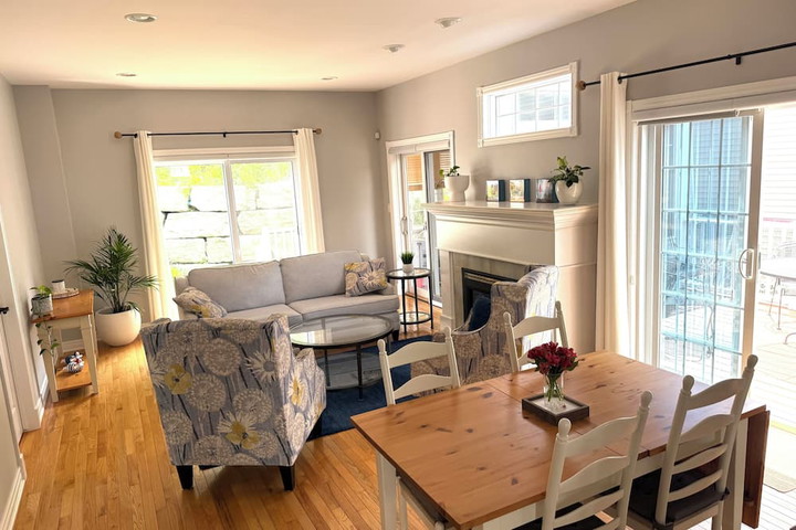 Charming Beach House- Gated Community, Private Beach, Lake Views & Pool. - Crystal Beach