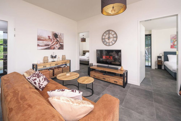 Moderne 8-persoons Villa Aan Het Water Met Omheinde Tuin, Eigen Aanlegsteiger, Open Leefruimte En Volop Comfort Voor Gezinnen  Huisdieren Welkom. - Lelystad