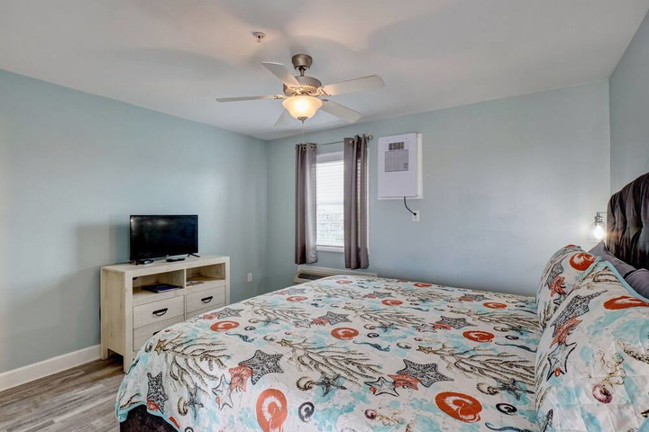 Surf City Stay - Motel Unit - Walk To Beach - Surf City, NC