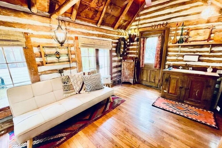 Downtown 1930s Log Cabin - Eureka Springs, AR