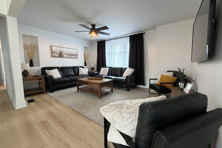 Seaway Valley Retreat  Spacious 5-bedroom Home That Sleeps Up To 10 Guests. - Cornwall, ON, Canada