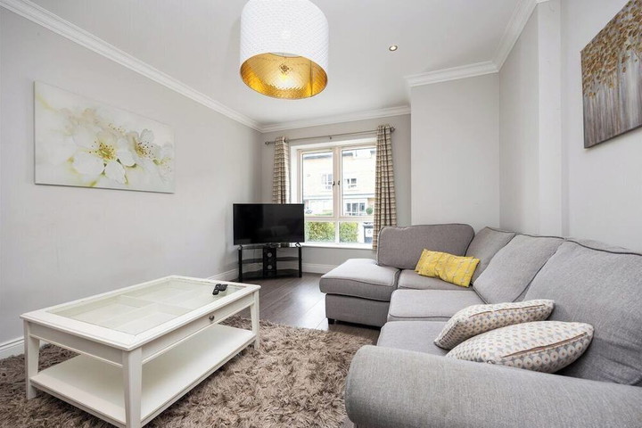 Spacious 5-bed Coastal Retreat With Parking & Garden Near Dublin City - Portmarnock