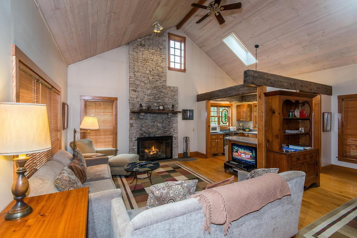 Cabin Next To State Park | Hot Tub, Lake Access & Privacy 2br, 1 Ba - Nashville, IN