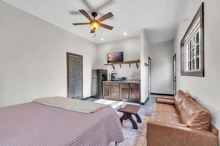 Walk To Uofa: Secluded Modern Studio - Fayetteville, AR
