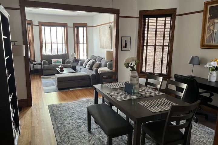 Stylish, Inviting 2-br Near Logan Square And Wrigley Field - Evanston, IL