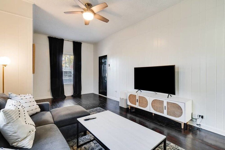 Renovated 2br | Large Bedrooms + Laundry - Lafayette, LA