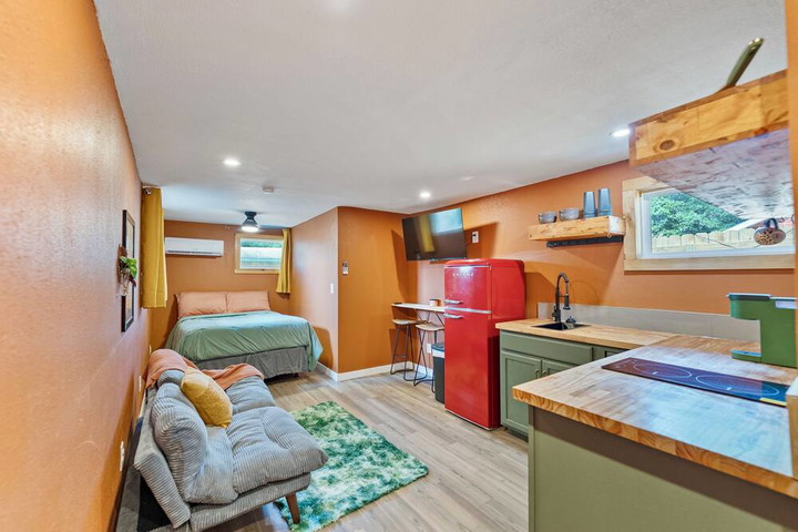 Groovy Downtown Cottage  Free Bikes + Private Yard + Pet Friendly - Pensacola, FL