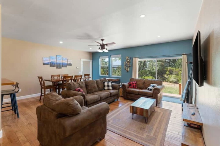 Bearadise Lodge - Mount Shasta - Now With A Hot Tub & Air Conditioning! - McCloud, CA