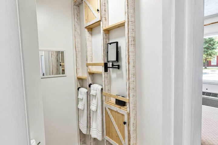 Pet Friendly Room 22 Queen Suite-woodland Motor Lodge - Grayling, MI