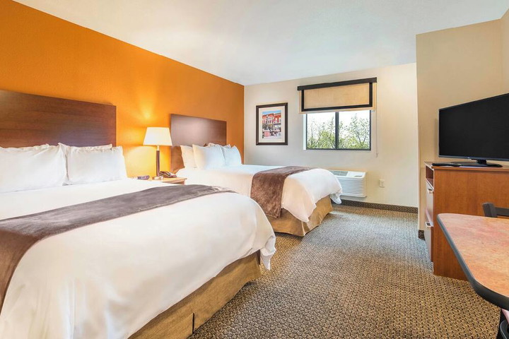 Spacious, Pet-friendly Room W/ Kitchen  Just 10 Mins To Riverside Park - Davenport, IA