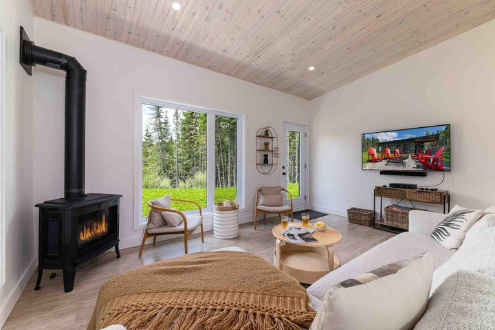 La Charlebois 24: Forest Views, Hot Tub & Patio - Baie-Saint-Paul