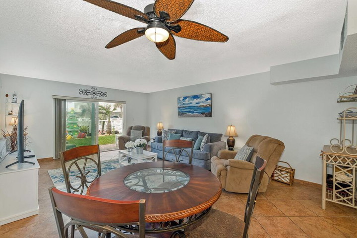 Oceanfront 2-bedroom Condo In Peaceful Indialantic With Pool And Ac - Melbourne Beach, FL